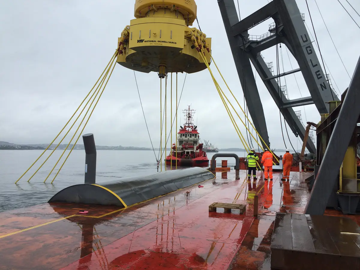 Equipping of "Gina Krogh" loading buoy for ocean towage - J.J. Ugland ...