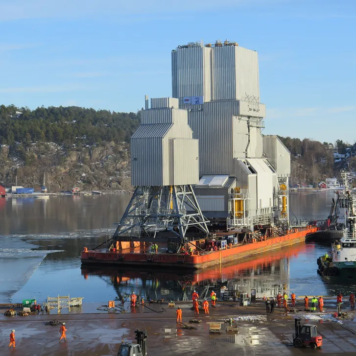 Offshore Barges & Heavy lift vessel - Ugland Construction
